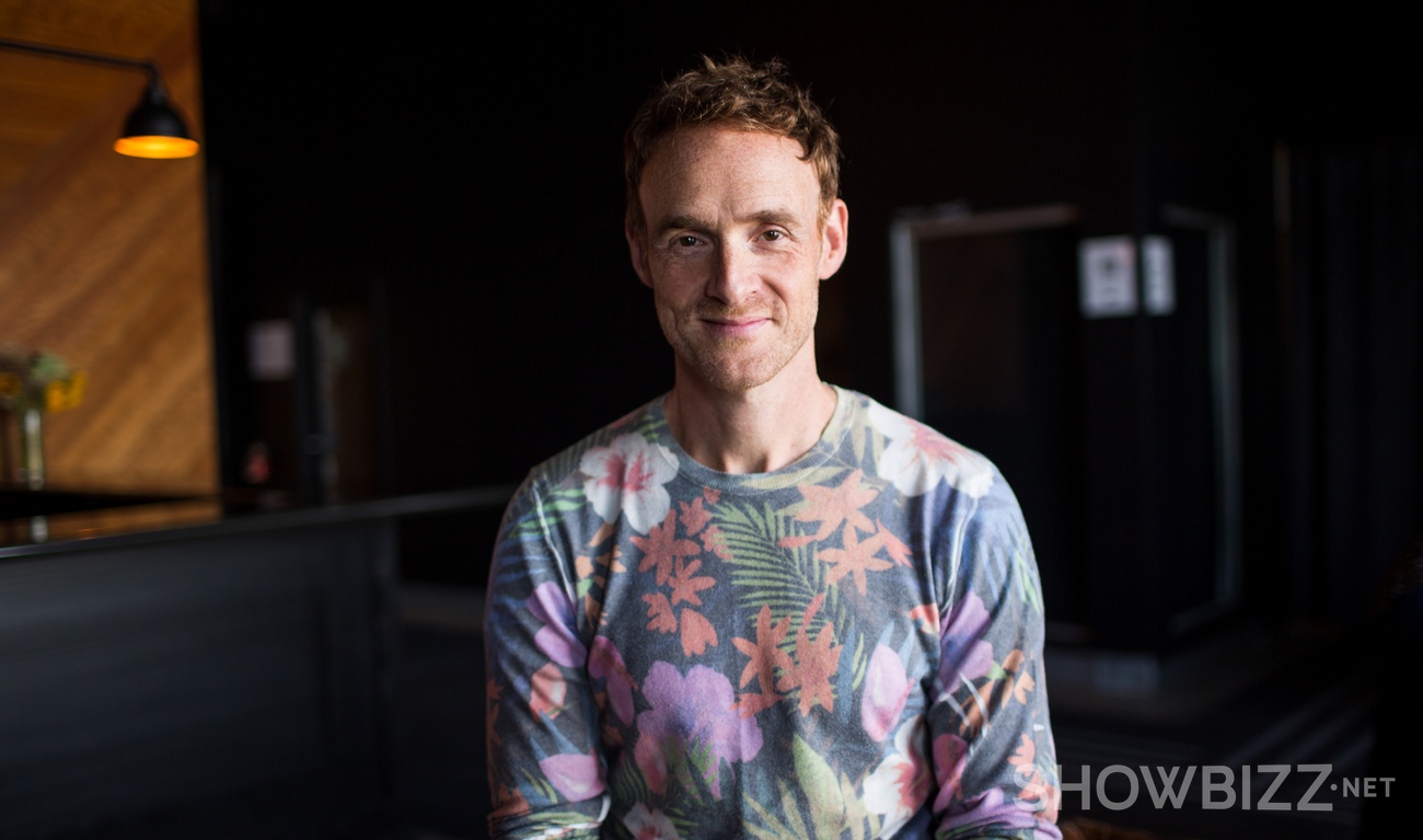 Bande-annonce : Tout un look pour Vincent Leclerc dans la nouvelle série «IXE-13 ou la course à ...