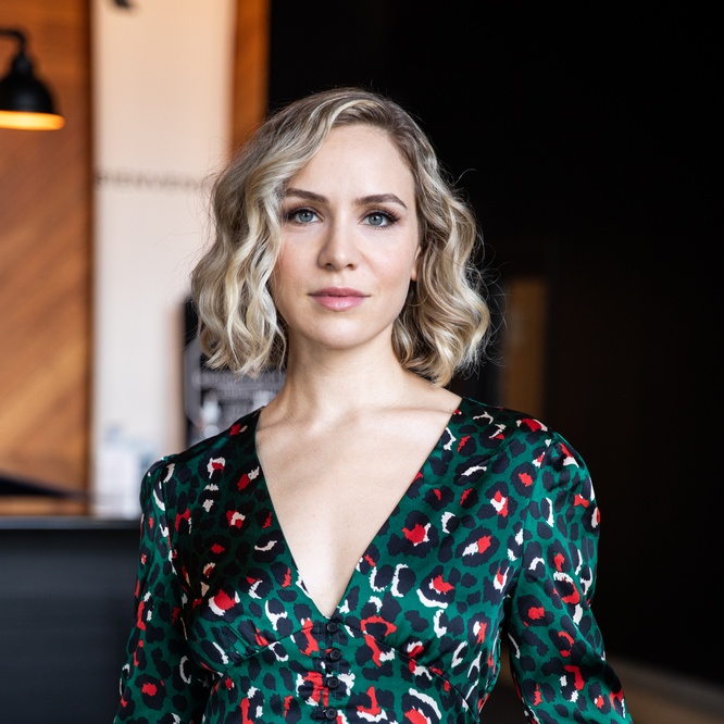 Amber Goldfarb - Comédienne - Showbizz.net