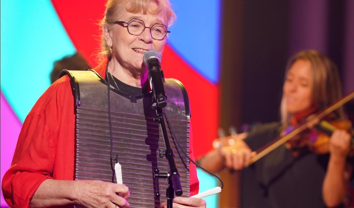 À 81 ans, Édith Butler se brise des côtes et monte sur les planches ...