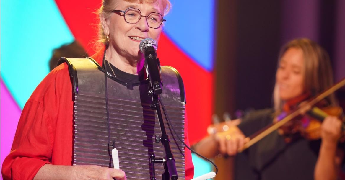 À 81 ans, Édith Butler se brise des côtes et monte sur les planches ...