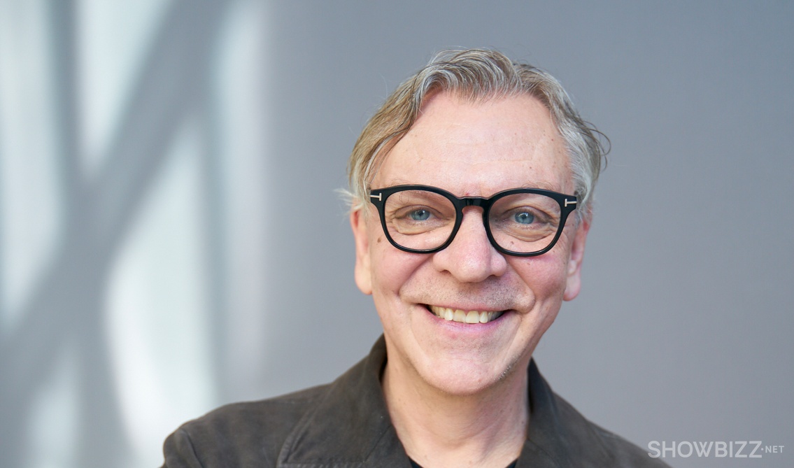 Marc Labrèche dans une nouvelle série de CRAVE - Showbizz.net